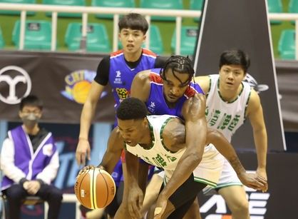 台湾篮球怎么了？T1打群架 SBL球员竟在网路上呛对手「你稳死欸」｜壹苹新闻网