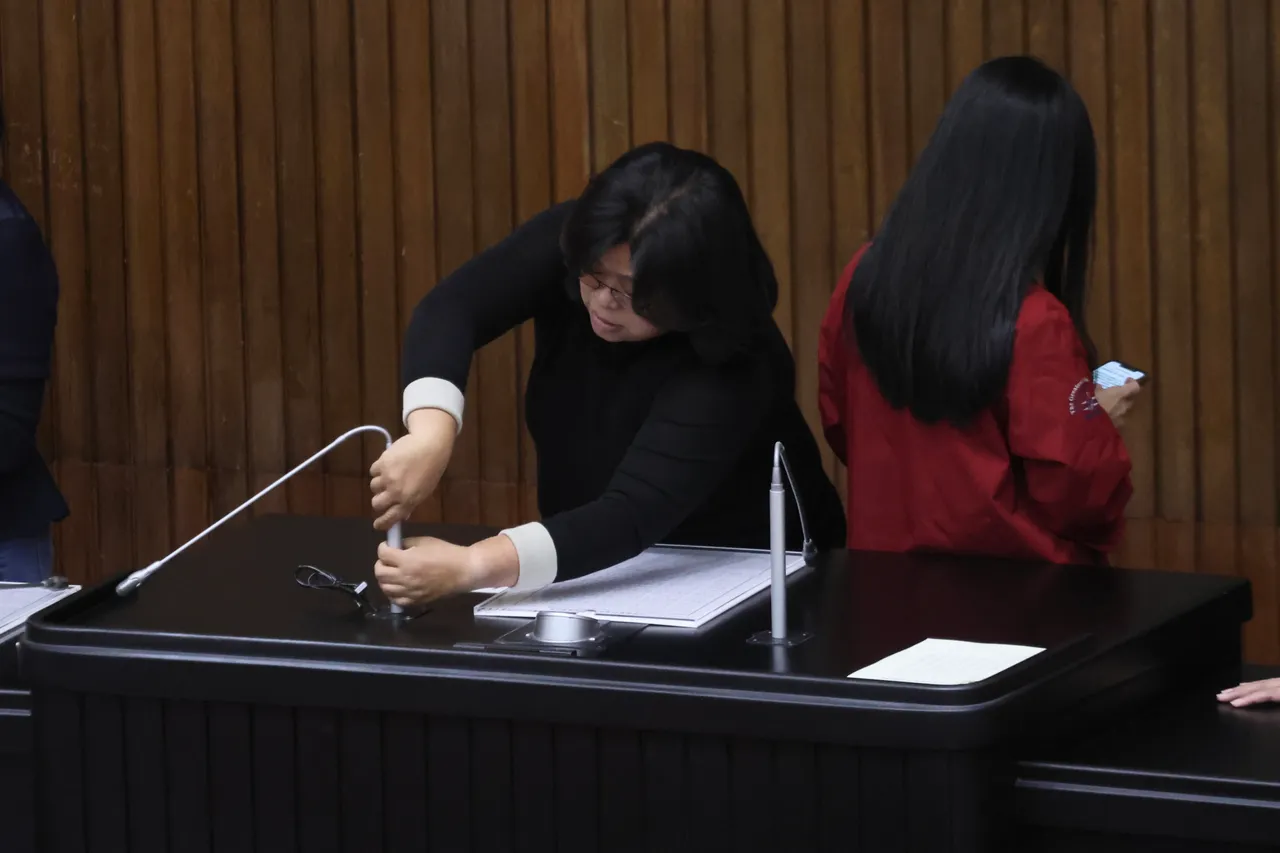 藍委擬修法「破壞公物賠償」 許智傑嗆：別自己做不到｜壹蘋新聞網
