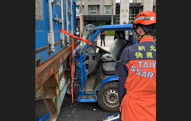 40歲男駕駛小貨車追撞聯結車 一度受困！警意外發現有人無照｜壹蘋新聞網