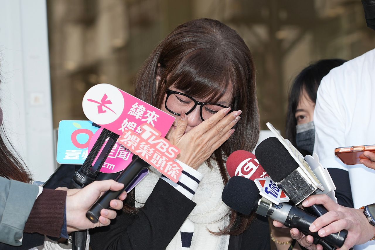 直擊｜龍千玉走出靈堂「泣不成聲」 哭到發抖鼻涕牽絲曝曹西平二度入夢畫面｜壹蘋新聞網
