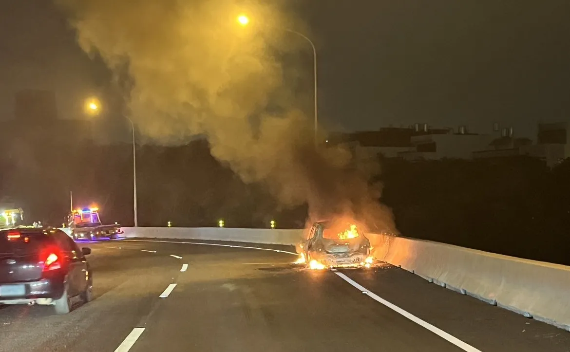 國1南中壢匝道火燒車！租賃車冒煙起火 駕駛機警停路肩逃生｜壹蘋新聞網