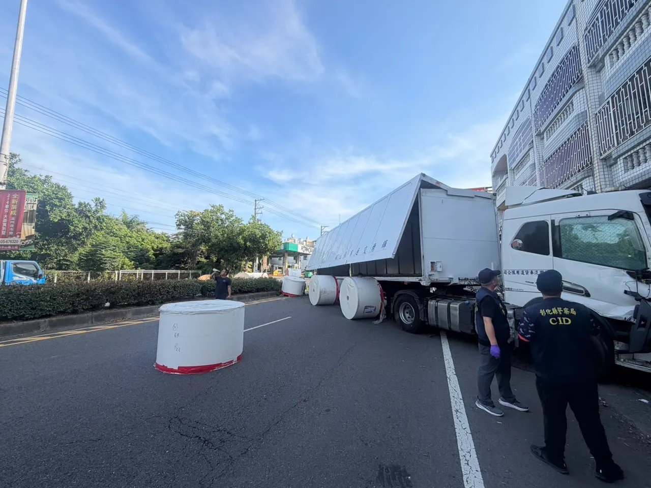彰化貨櫃車司機毒駕撞民宅！ 車上還起出疑似改造槍枝｜壹蘋新聞網